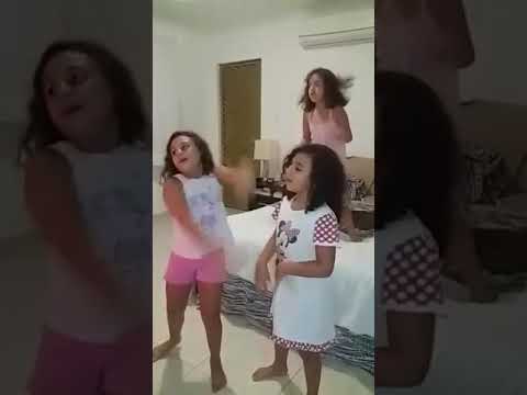 Dançando com as amigas