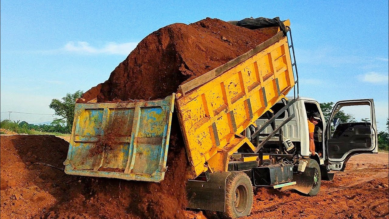 Dump Truk//Mobil Truk Isuzu Elf Bak Besar Jomplang Muatan Full Bak ...