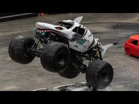Monster jam Sign up series #9. Long jump - YouTube
