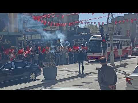 Binlerce kişi sevgi seli ile Cumhurbaşkanı Recep Tayyip Erdoğan'ı Van'da karşılıyor.