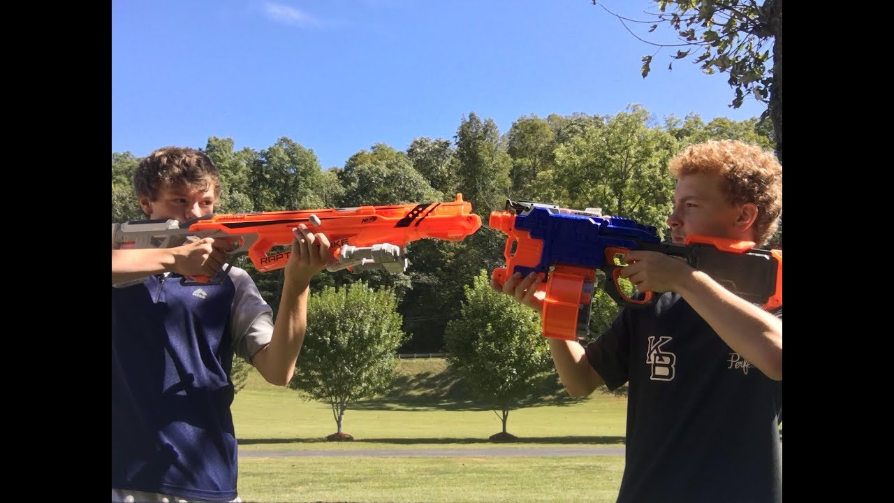 Nerf war: Elite vs Accustrike - YouTube