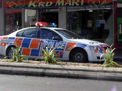 NZ Police Holden Commodore VE Responding, K' Rd, 26 Nov 08 - YouTube