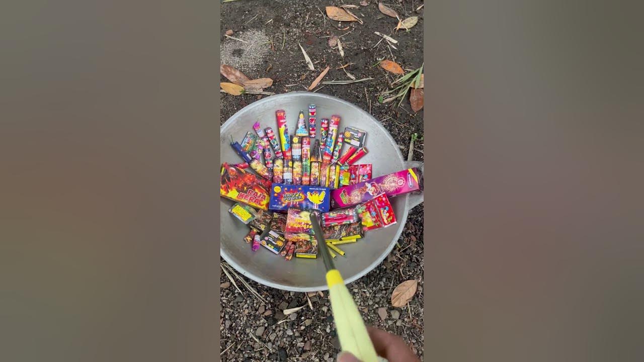 Experiment to light all the firecrackers in the pan #firecrackers #petasan #mercon #shorts - YouTube