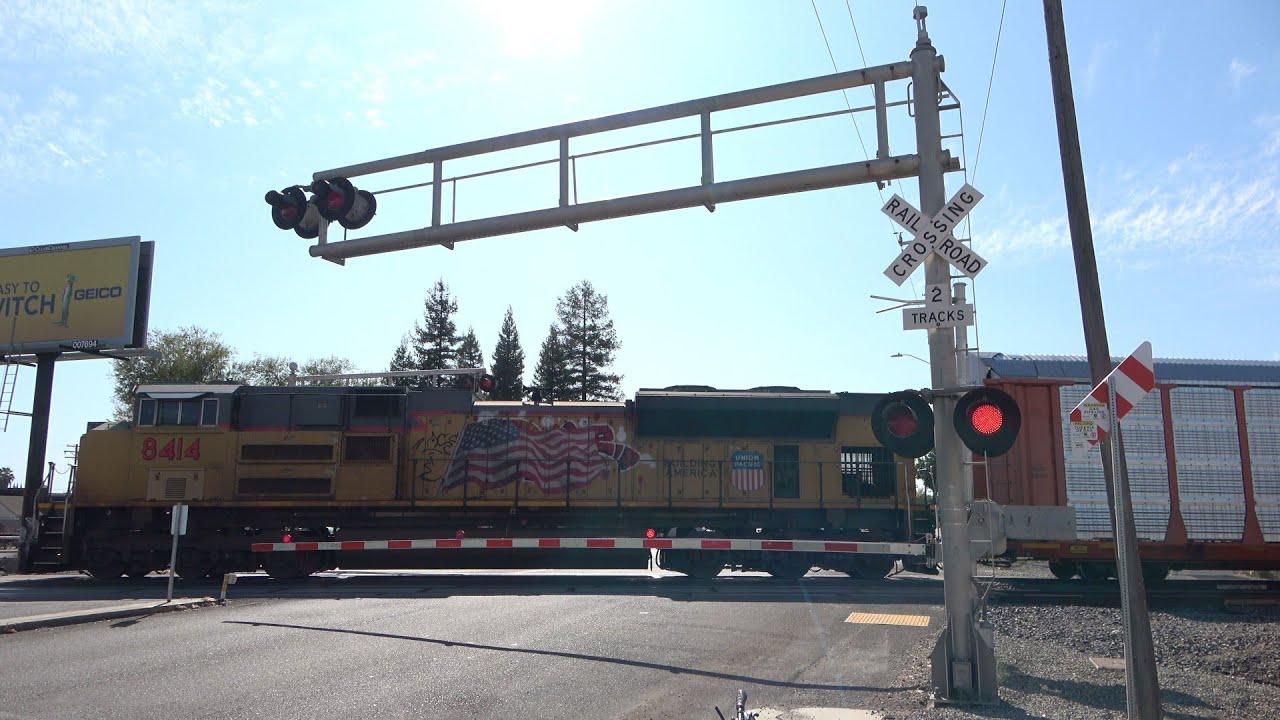 UP 8414 Auto Train South, 14th Ave. Railroad Crossing, Sacramento CA ...
