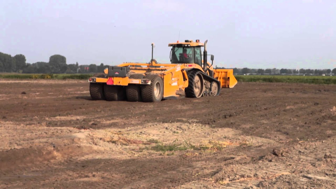 Kilverenbak - Box scraper behind Caterpillar Challenger - YouTube