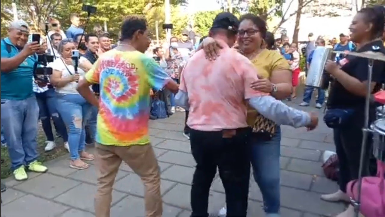 EMBOBADO El TILIN AL VER A SU ROXANA EN BRASOS DEL DULCERO 😱😔 - YouTube