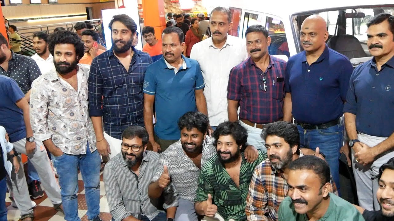 Real Kannur Squad Police Team സിനിമയിൽ അഭിനയിച്ചവർക്കൊപ്പം തിയേറ്ററി ...