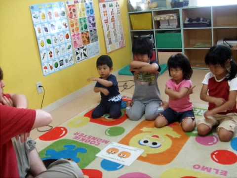 ④英語の歌★Five Little PumpkinsⅡベビーブルーインターナショナルスクール - YouTube