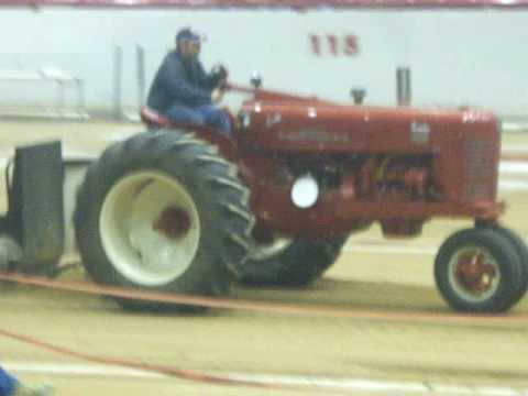 Tractor pull Farmall 400 turbo - YouTube