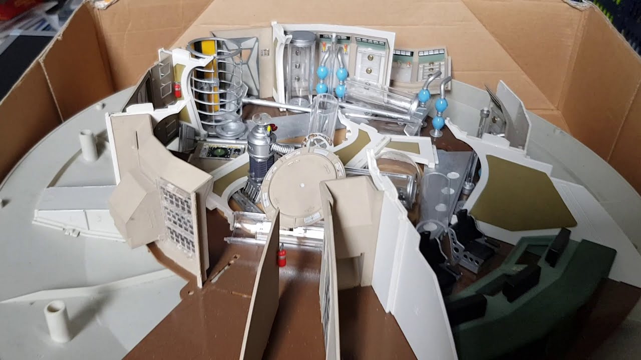 moebius kitbuit lost in space Jupiter 2 spaceship model - YouTube