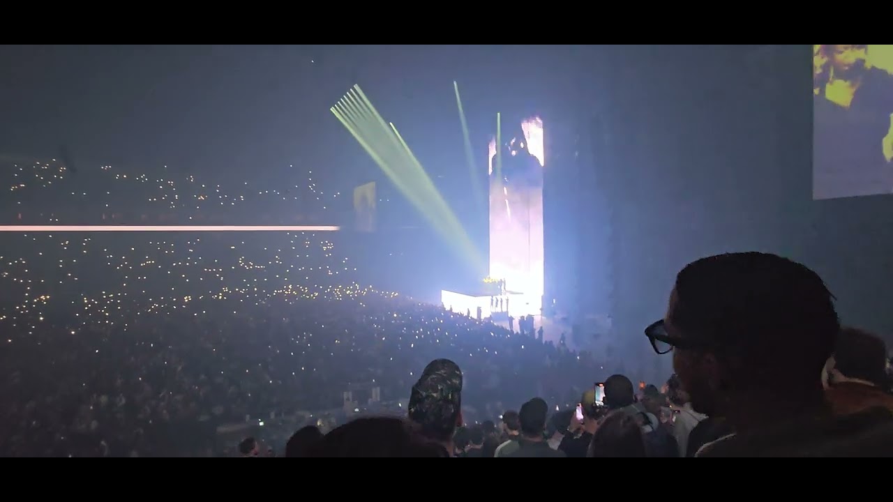 Terrain / Gun salut avec la chorale - Kaaris Or Noir Final - La Défense ...