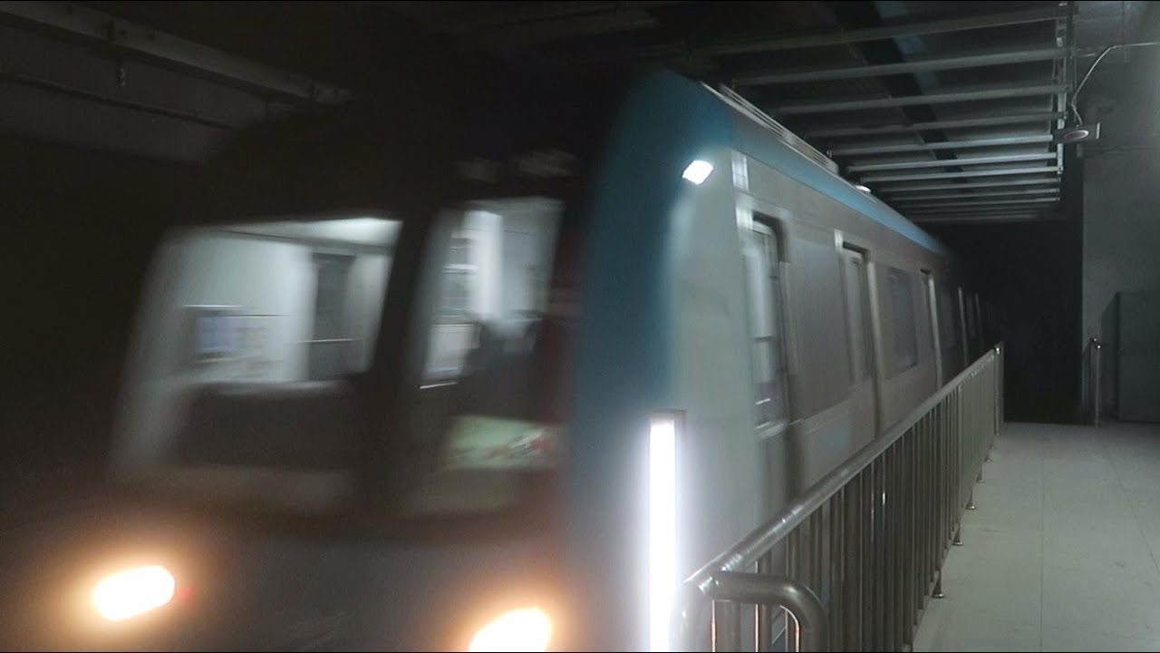Beijing Subway Line 10, 北京地鐵10號線 - YouTube