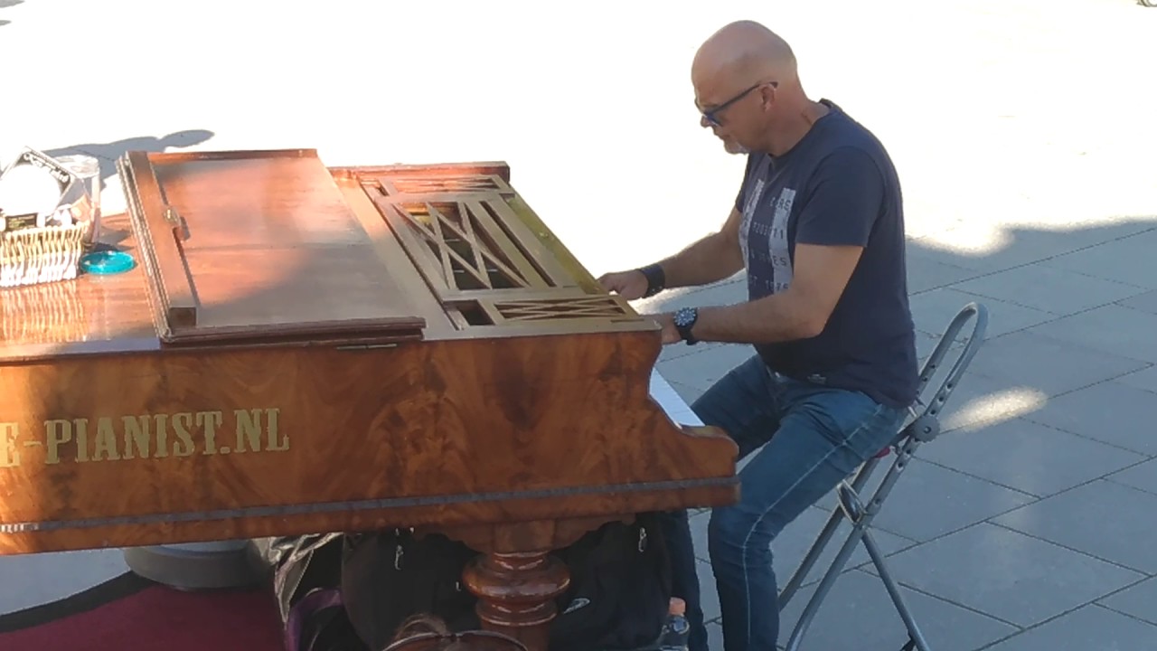 Pianistas Marcel Kuipers groja Katedros aikštėje! The pianist from ...