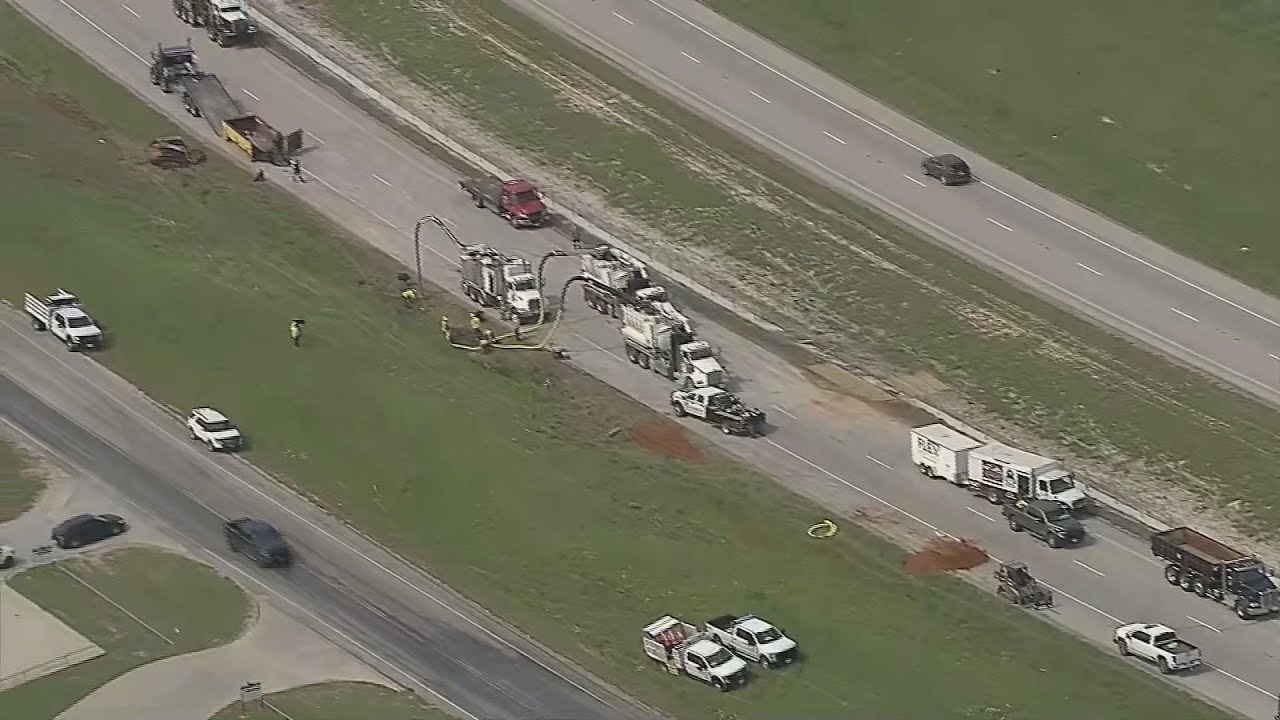 Millions of dimes spill onto Texas highway after semitruck crash - YouTube
