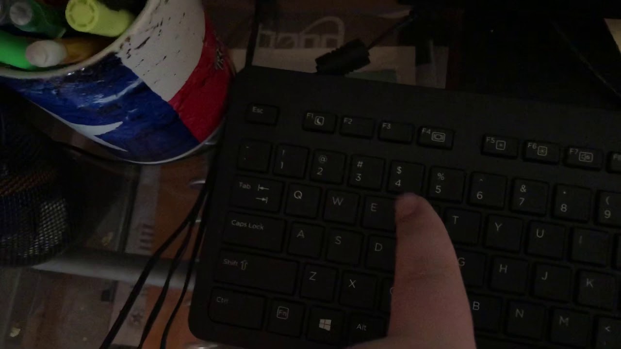 How to press r on a keyboard - YouTube