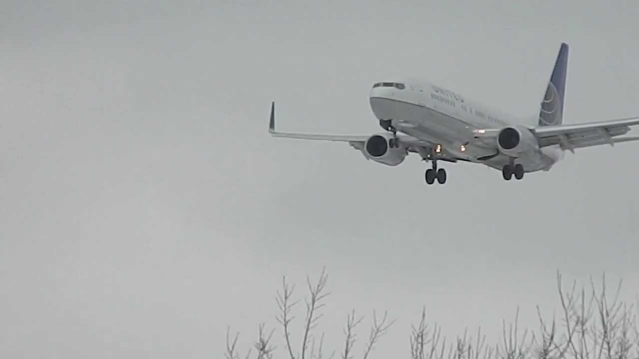 United Airlines 737-800 from Houston Bush Int'ctl (KIAH) landing runway ...