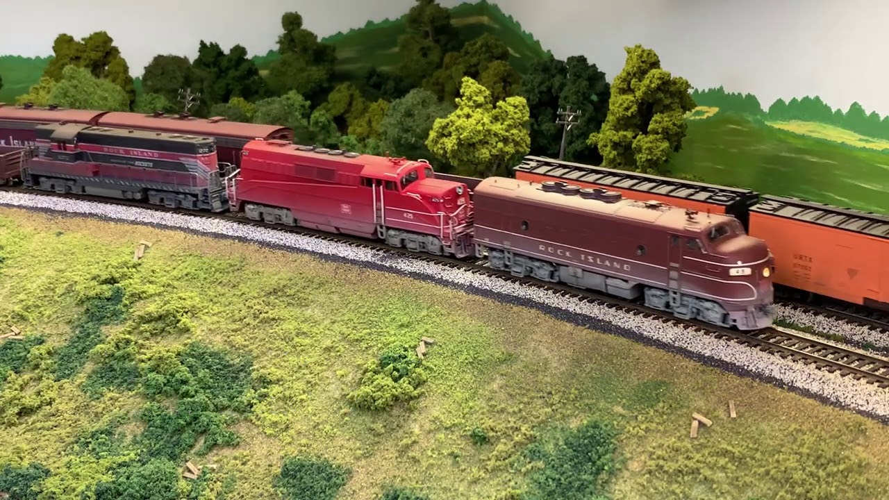 Unique Power Lash-Up on the Rock Island Lines in HO Scale - YouTube