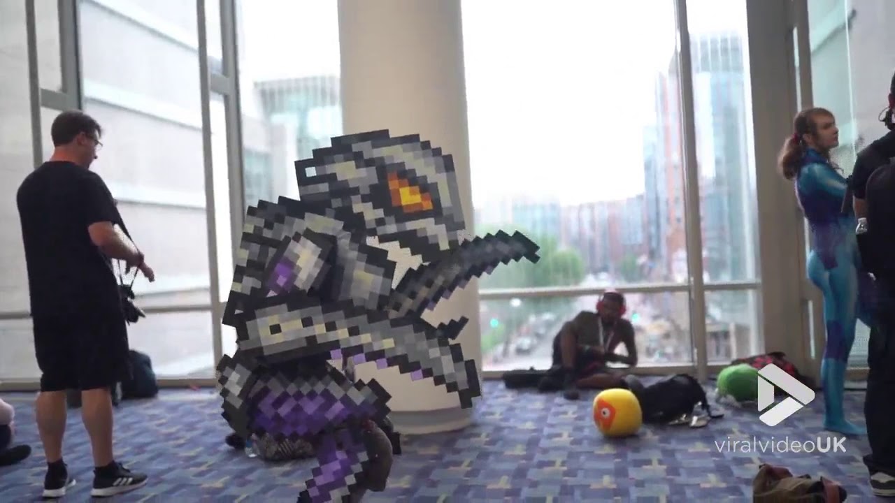 8 bit scroll cosplay || Viral Video UK - YouTube