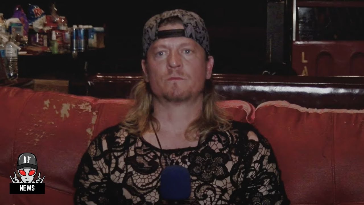 Puddle Of Mudd Singer Wes Scantlin Flips Out On Stage Crew - YouTube