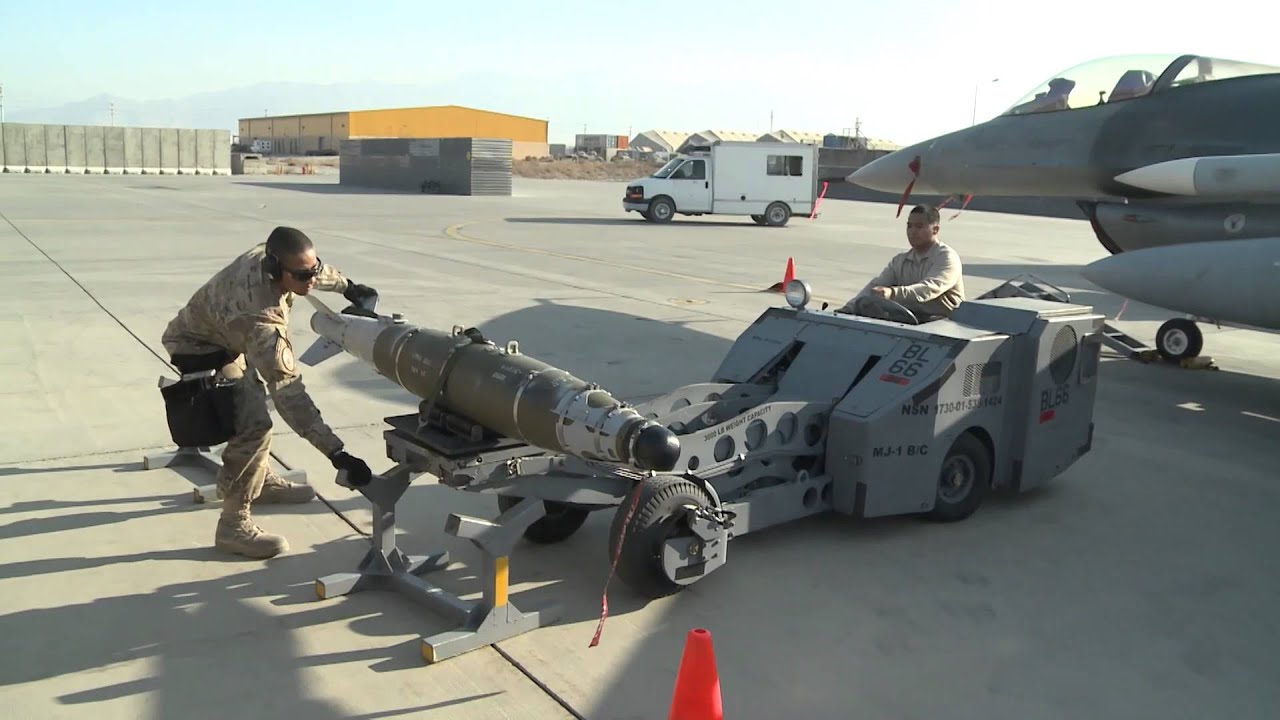 Taking Care Of F-16 Fighting Falcons' Weapons - YouTube