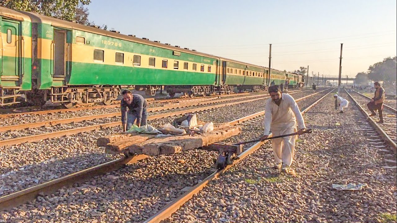 Pak Business Express & Dip Lorry At Weekend Evening of Kot Lakhpat ...