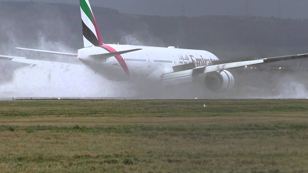 Emirates B777W A6-EBO - Slowmo landing at Glasgow Airport - YouTube