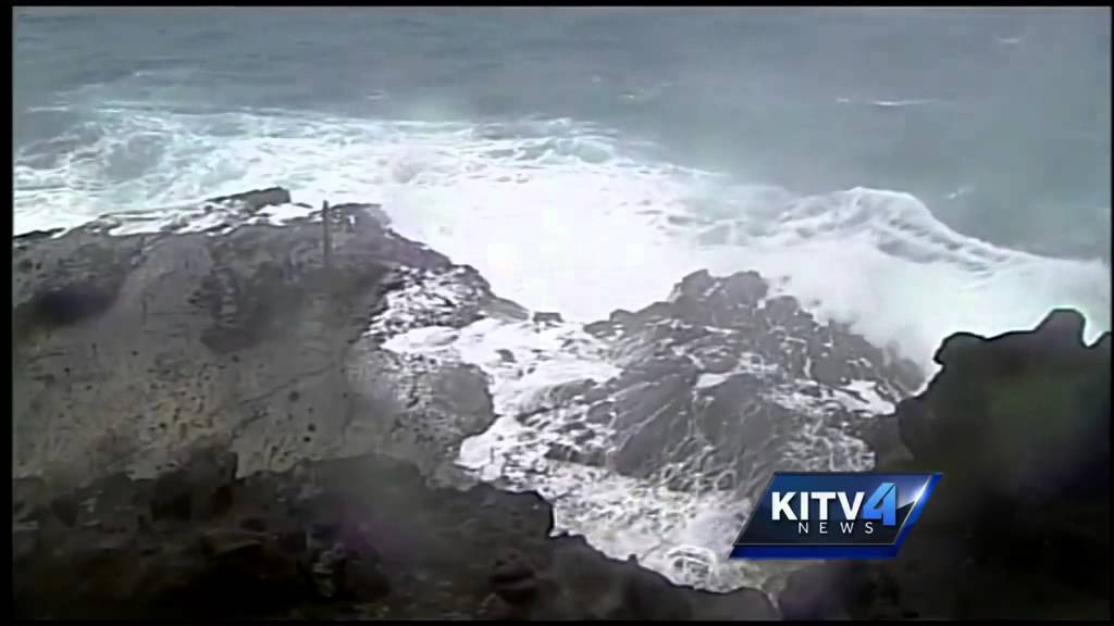 Large surf crashes into East Honolulu shores - YouTube