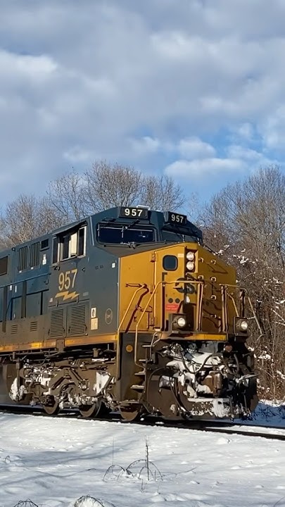 CSX I022 powers through the snow at CP57 with friendly crew - YouTube