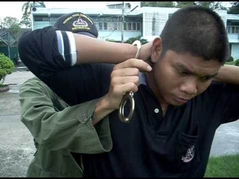 Handcuff training basic ฝึกไส่กุญแจมือ.AVI - YouTube