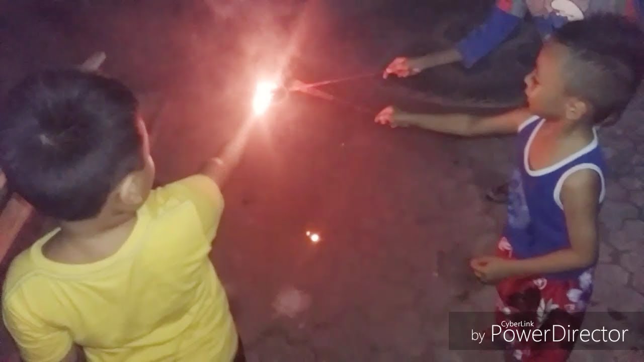 Bermain kembang api..... - YouTube