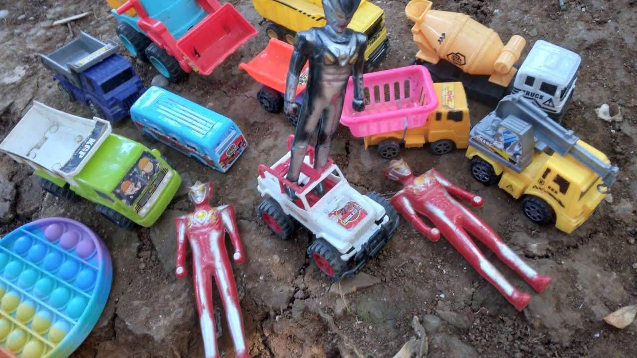 menemukan mainan,berburu mainan ultramen truck dam truck mollen,mencari ...
