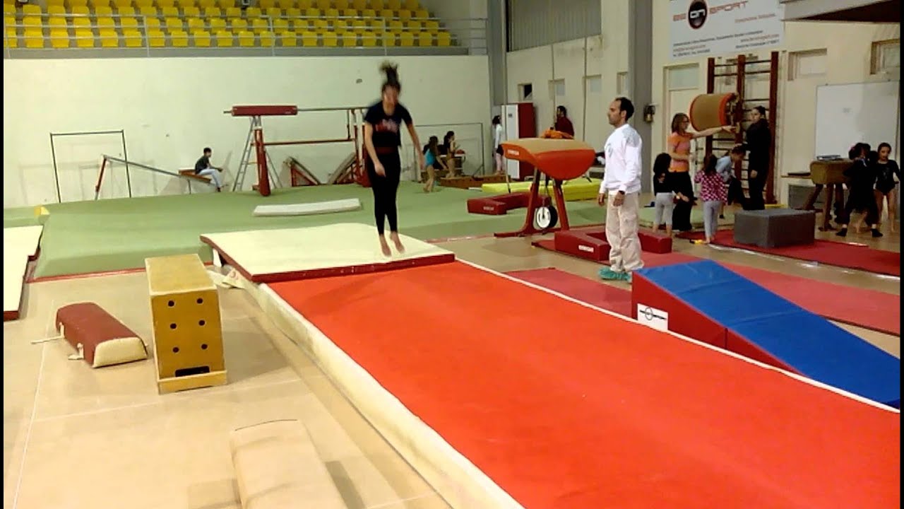 Beatriz Mena - Rondada Flick - YouTube