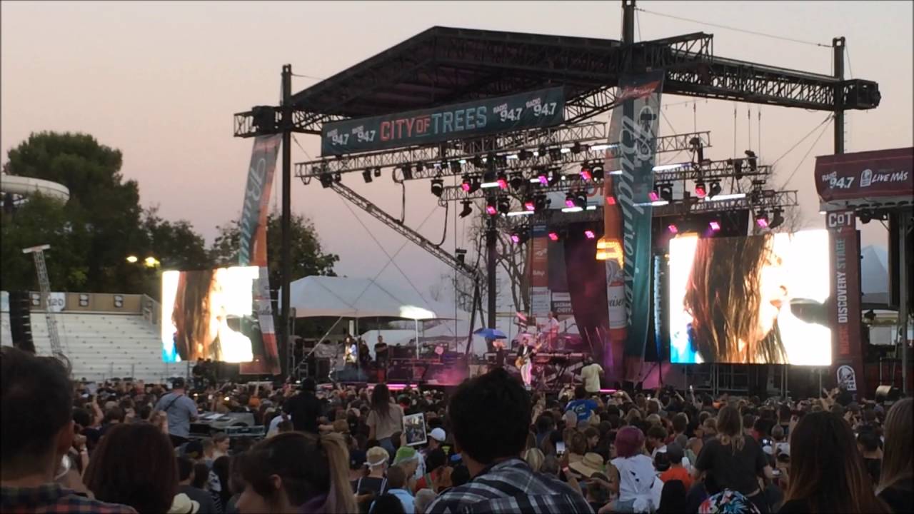 WEEZER- Beverly Hills (Live) City of Trees 2016 - YouTube