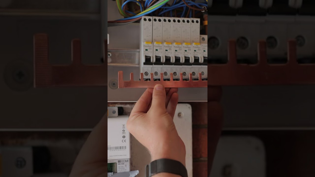 It's always good to DOUBLE CHECK! Incorrect busbar installation 😮 # ...