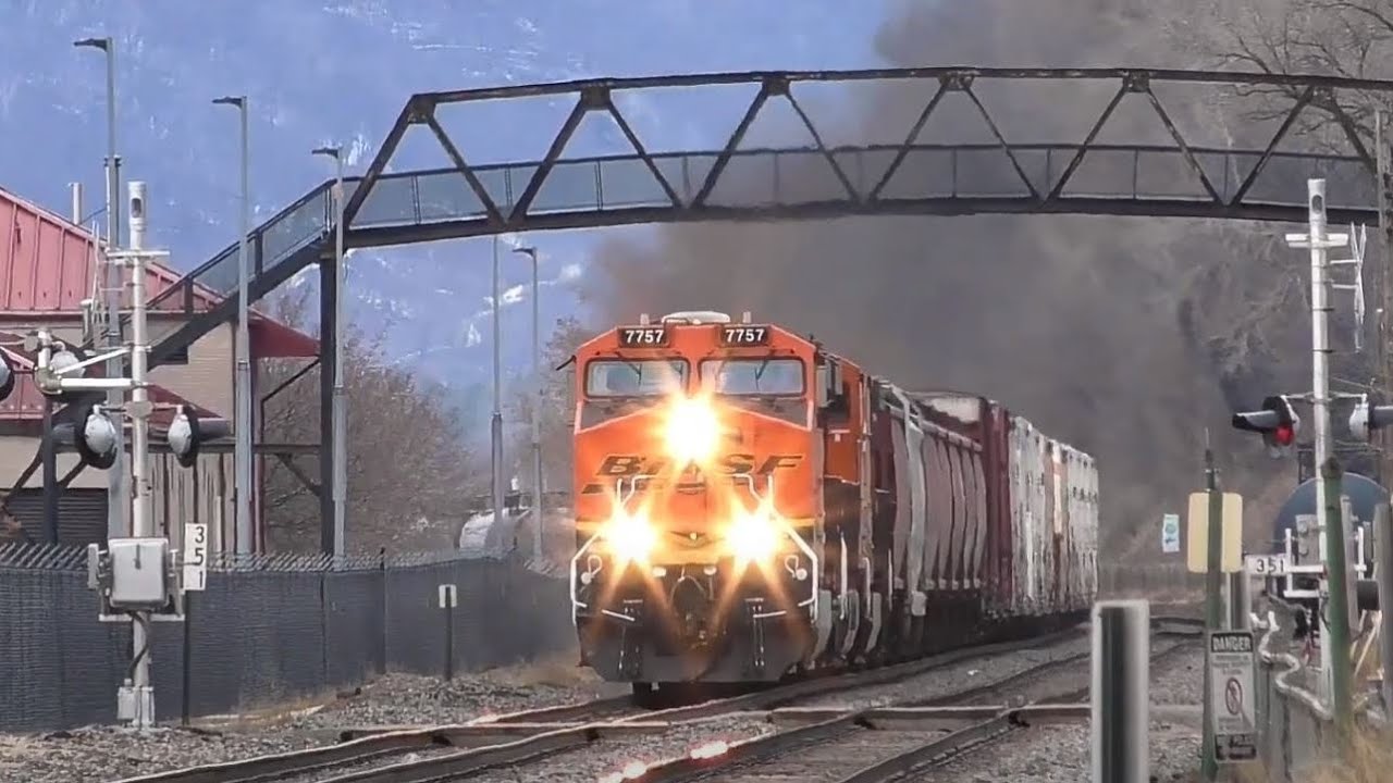 BNSF Trains Passes Under Pedestrian Bridge - YouTube