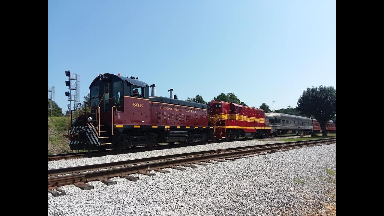 TVRM 606 SW1200 (Ex-Milwaukee Road) Switching the Diner Train (Feat.SOU 630 and NC&St. L 710 ...