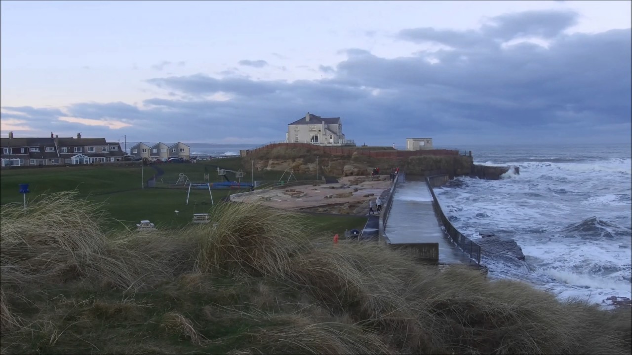 Impressive waves at Amble, Northumberland - YouTube