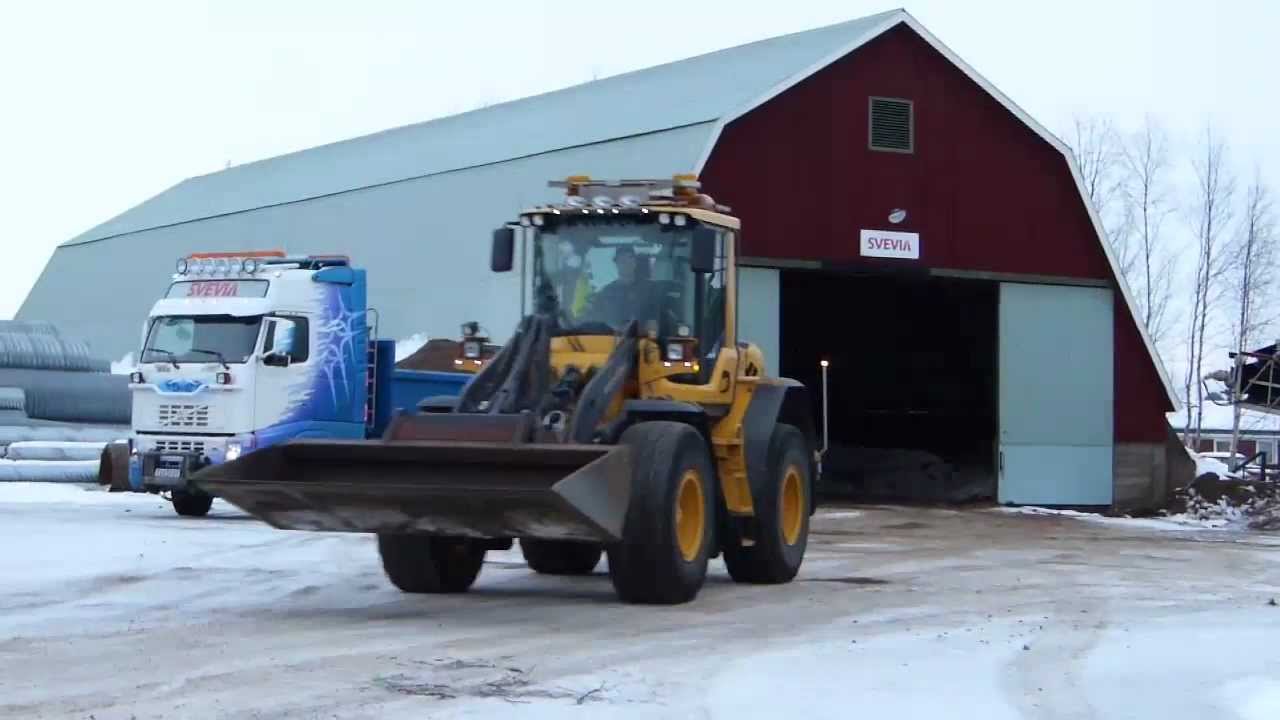 Volvo L60F loading sand on Volvo FH12-460 6x2 with sand spreader - YouTube