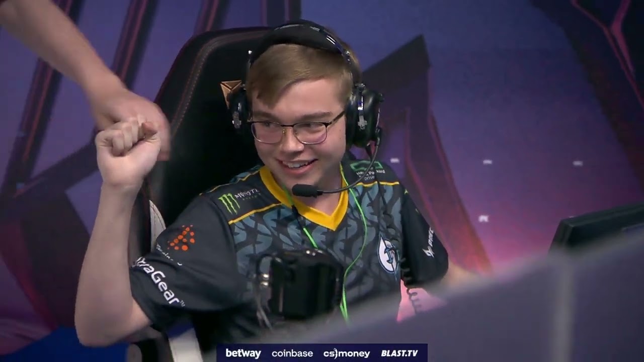 HexT, the new EG player has his VAC moment. Smokes? No problem! - YouTube