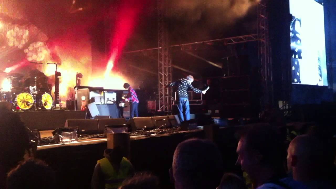 Stone Roses Live 2012 - Ian Brown Special Dance move - YouTube