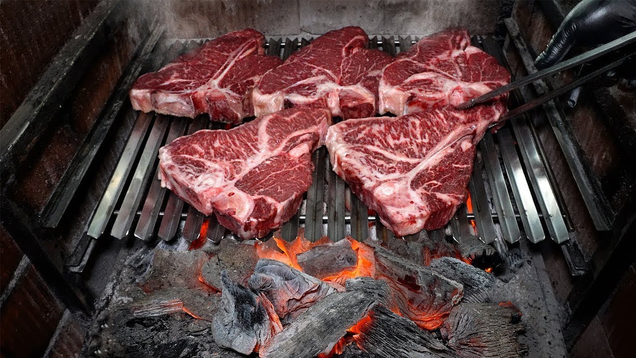 Amazing! Grilling beef steak! Marbling of crazy quality! Charcoal ...