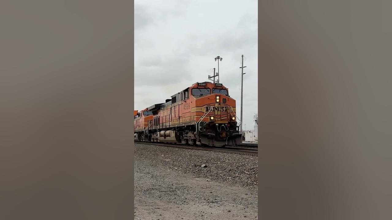BNSF 4599 rolls a intermodal past Pine Junction - YouTube