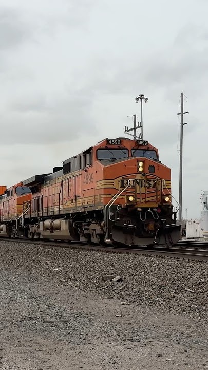 BNSF 4599 rolls a intermodal past Pine Junction - YouTube