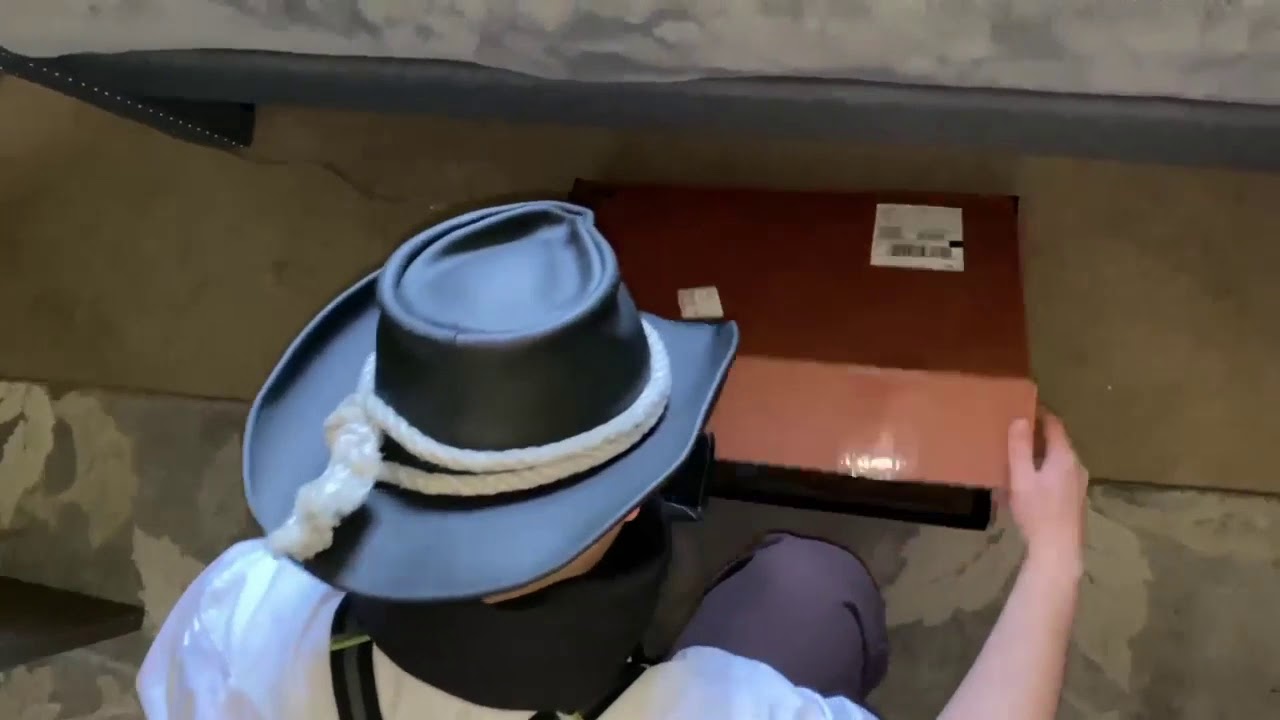 Red Dead Redemption 2 Arthur Morgan putting on his classic outfit real ...