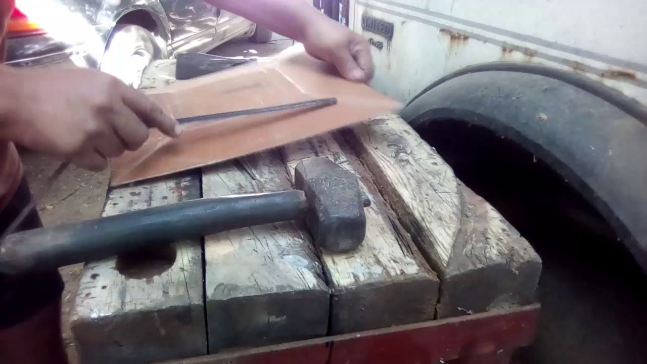 Como doblar y dar forma a una lamina a puro golpe de marro - YouTube