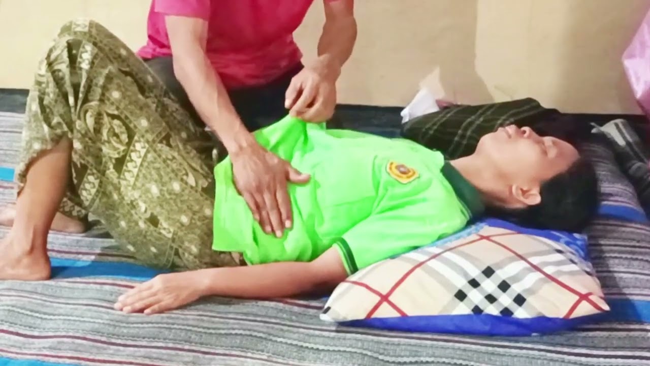 pijat tradisional urut bunda Putri perut kengser - YouTube