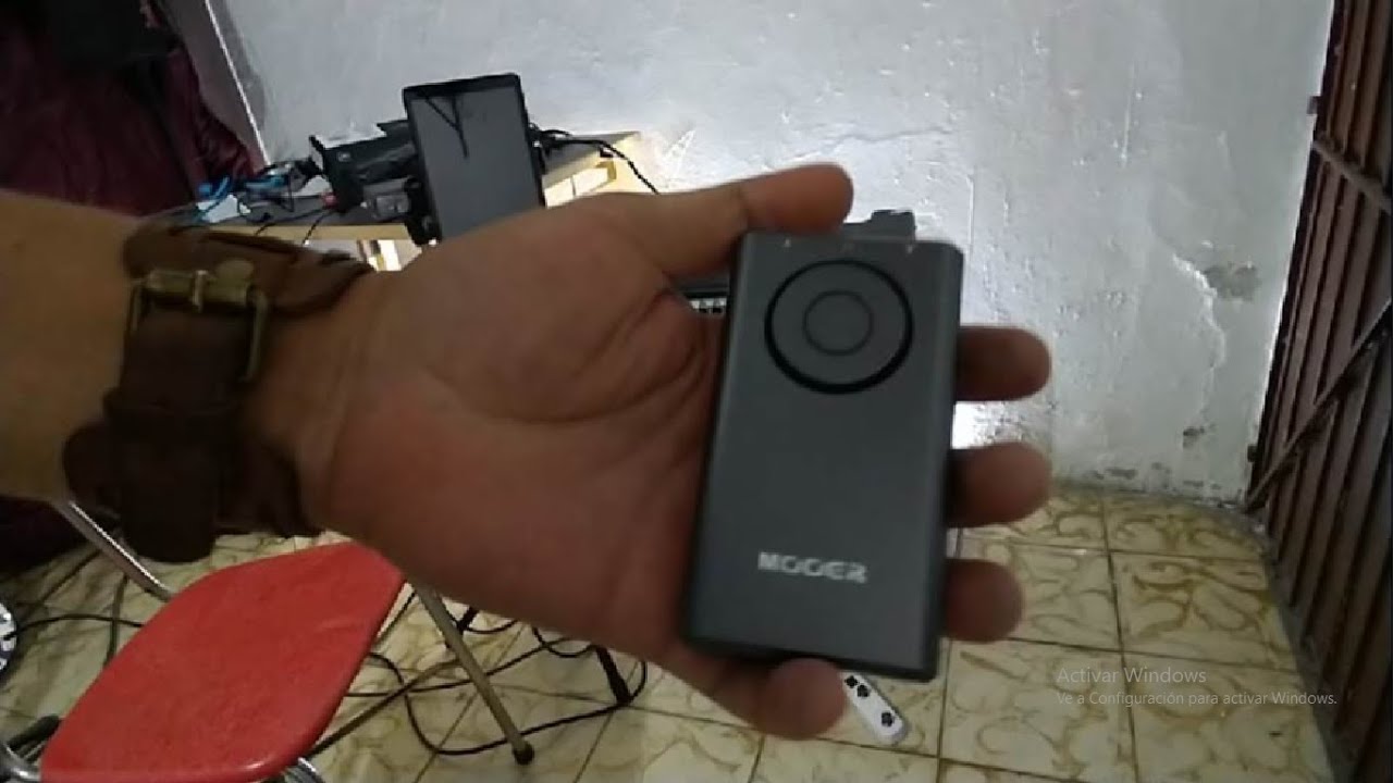 Mooer prime p1 gwf4 wireless footswitch on bass - YouTube