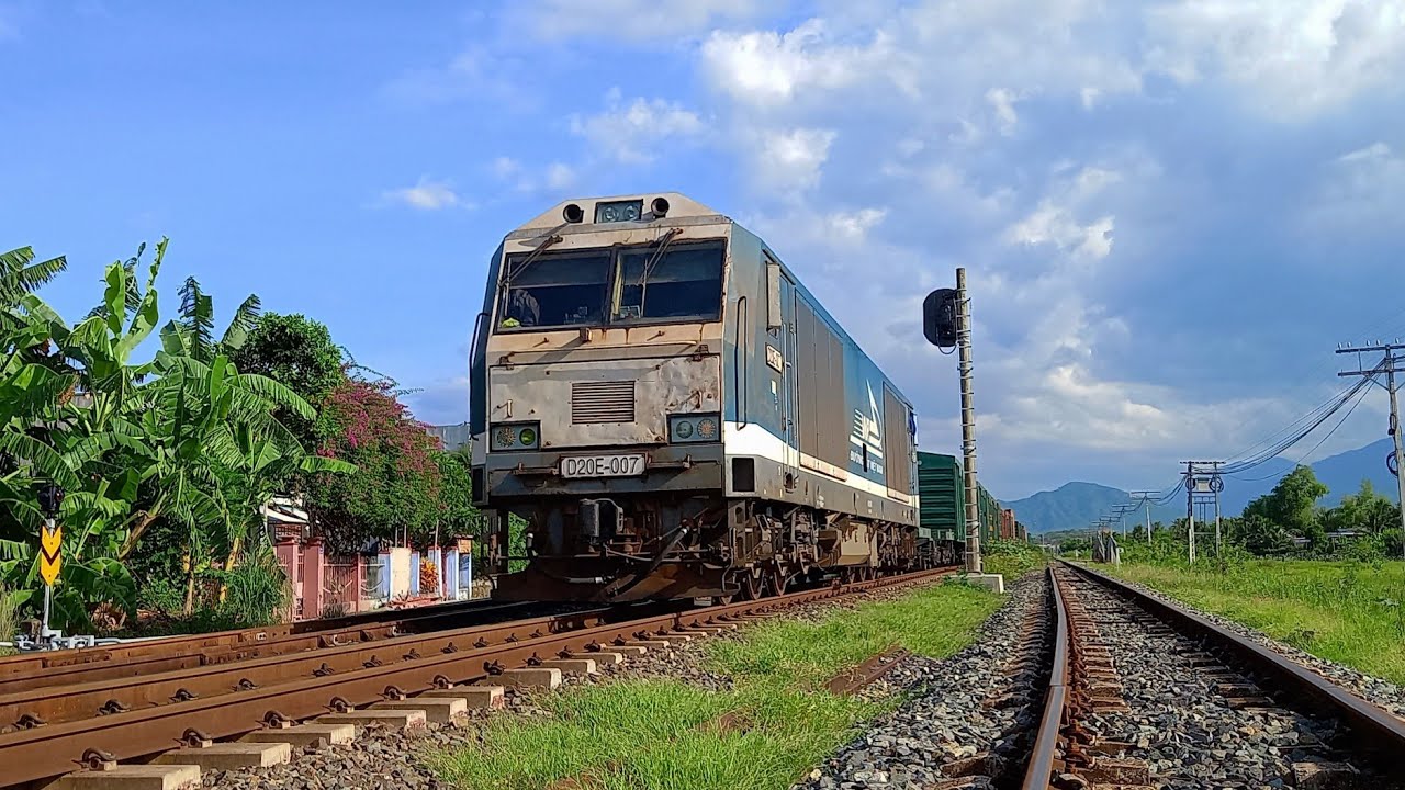 Đầu máy Đức D20E-007 kéo tàu SH44 thông qua ga Ninh Hoà (15:53 | 22 - 8 ...