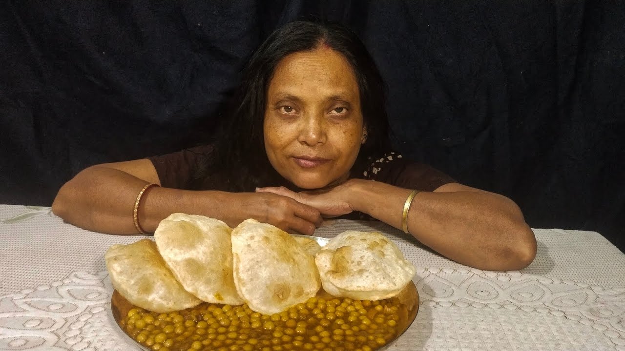 Bengali Special Dish Luchi and Ghugni - YouTube