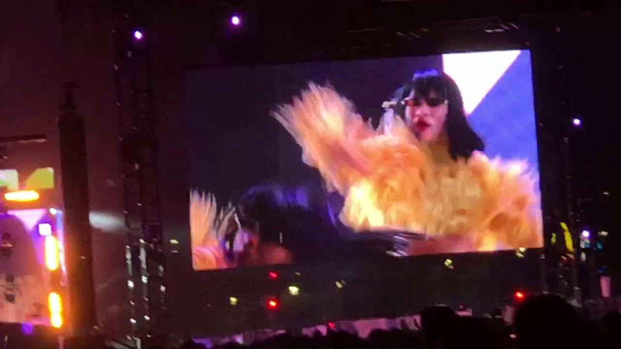 Cardi B ft. 21 Savage - Bartier Cardi (LIVE) @ Rolling Loud L.A. - YouTube